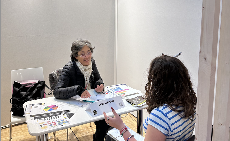Ghizlane Etrillard, coach en orientation scolaire au Maroc, en consultation parcoursup lors du ...
